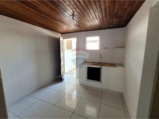 Casa com um quarto, sala, cozinha e garagem
