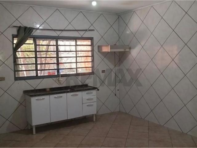 Casa com varanda ampla, com 2 banheiros sendo nos fundos