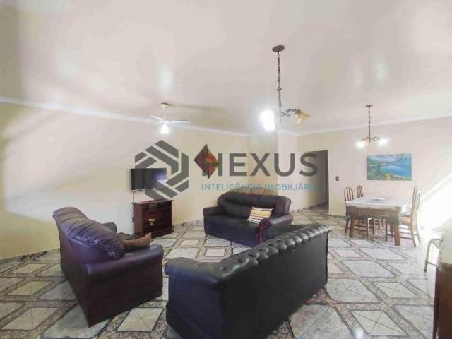 Casa com varanda e lazer no Jardim Guaiuba, Guaruja