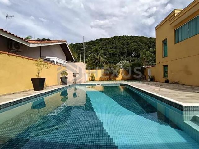 Casa com varanda e lazer na região do Jardim Albamar no Balneário Praia do Pernambuco, Guarujá