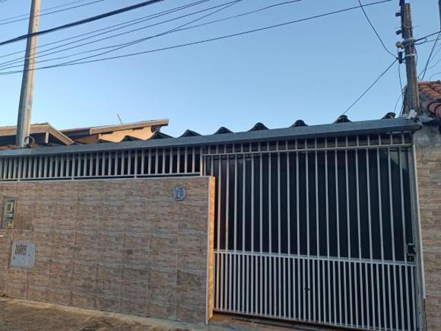Casa com Varanda, quintal amplo excelente localização
