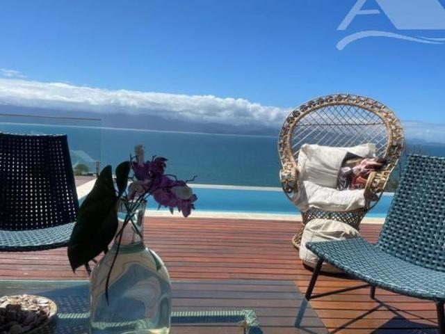 Casa com vista para o mar à venda em Ilhabela Norte | 6 suítes e alto padrão