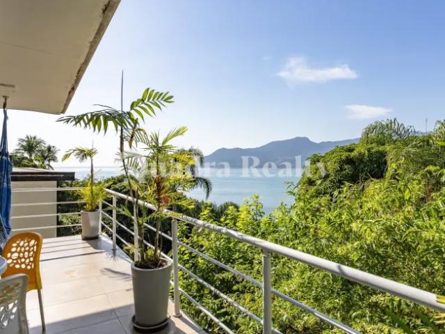 Casa com vista para o mar e píer privativo em São Sebastião