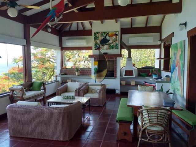 Casa Com Vista Para o Mar em Armação Ilhabela