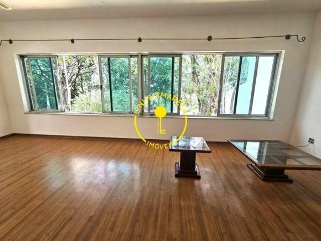 Casa com vista para o verde perto do metrô