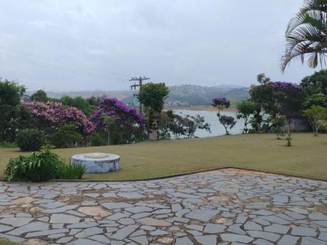 Casa com vista para represa
