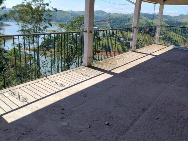 Casa com vista para represa