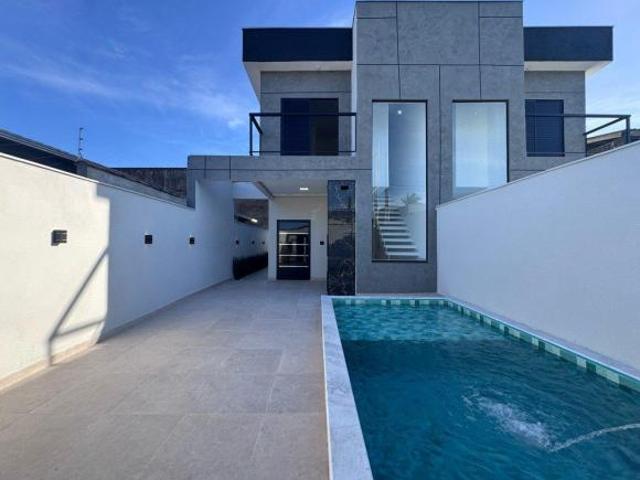 Casa com acabamento fino em Itanhaém com piscina