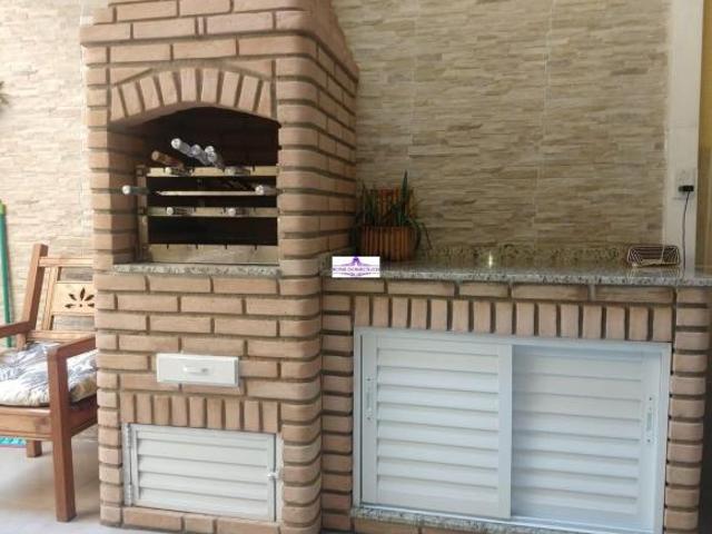 CASA COM ACABAMENTO IMPECÁVEL EM COTIA