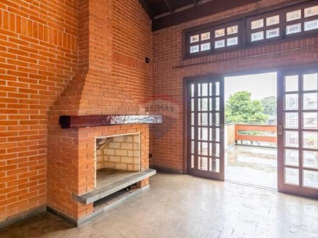 Casa com alma: lareira, madeira e jabuticabeira no Jardim Regina Pirituba