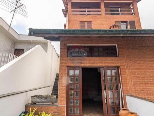 Casa com alma: lareira, madeira e jabuticabeira no Jardim Regina Pirituba