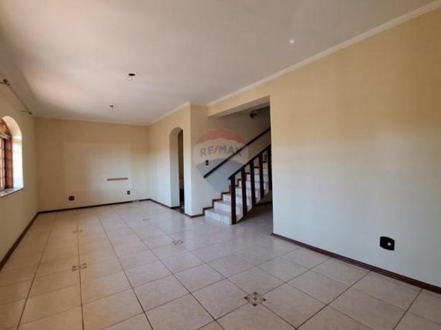 Casa com ambientes amplos 240m² de construção