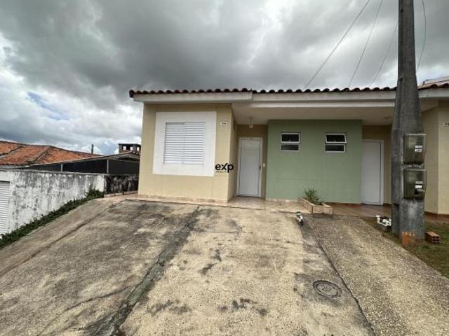 Casa com Ambientes Planejados em Condomínio Fechado