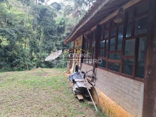 Casa com ampla área de terreno e contato com a natureza 4 km do centro