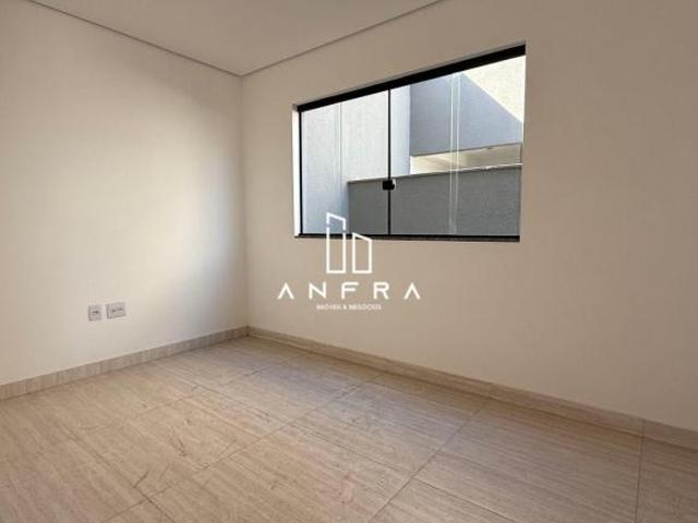 Casa com ampla área externa 3 Qts suíte com closet e 4 vagas