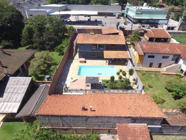 Casa com ampla piscina em um terreno com 1.010m² no bairro Jardim Estância Brasil em Atibaia!