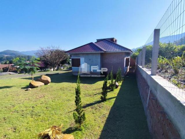 CASA COM AMPLO TERRENO NO BOM FIM ALTO