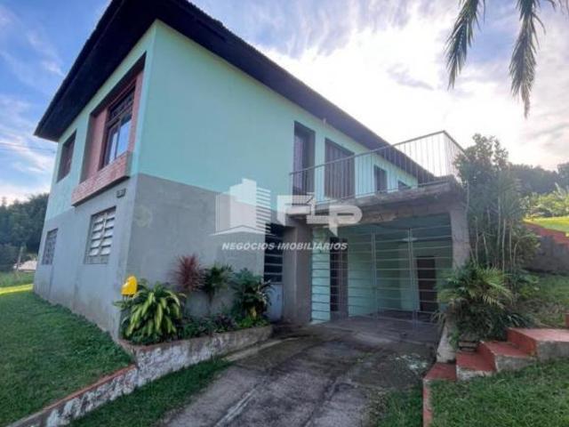 CASA COM AMPLO TERRENO NO CENTRO DE VALE REAL