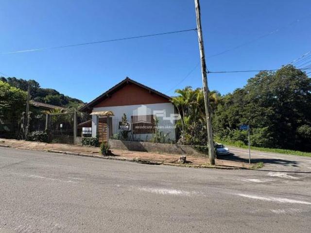 CASA COM AMPLO TERRENO NO CENTRO DE FELIZ