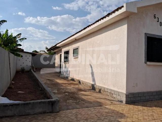 Casa com amplo terreno, no Jardim Selmi Dei III Araraquara