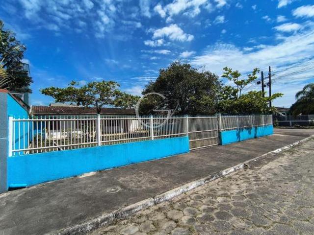 CASA COM AMPLO TERRENO À VENDA EM IPANEMA