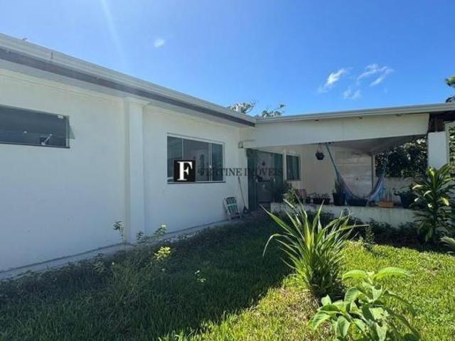 Casa com amplo terreno à venda em Pontal do Sul