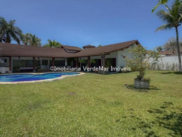 Casa com amplo terreno à venda no Condomínio Pernambuco em Guarujá