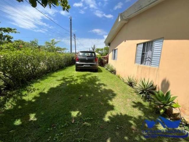 CASA COM AMPLO TERRENO DE ESQUINA
