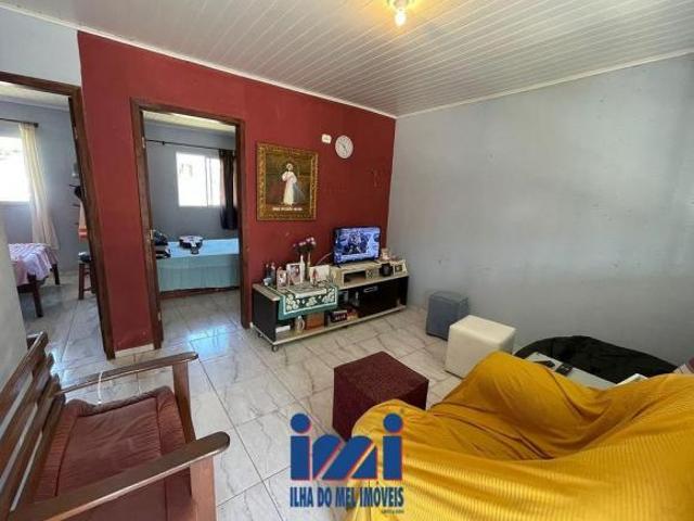 Casa com amplo terreno de esquina