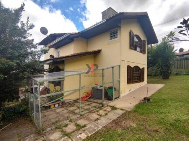 Casa com amplo terreno de esquina no Butiatuvinha, a 50 metros da Av. Manoel Ribas