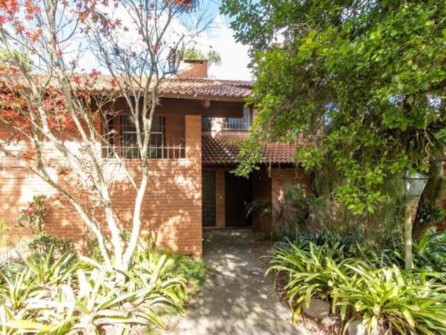 Casa com amplo terreno e grande área verde à venda no Jardim Isabel