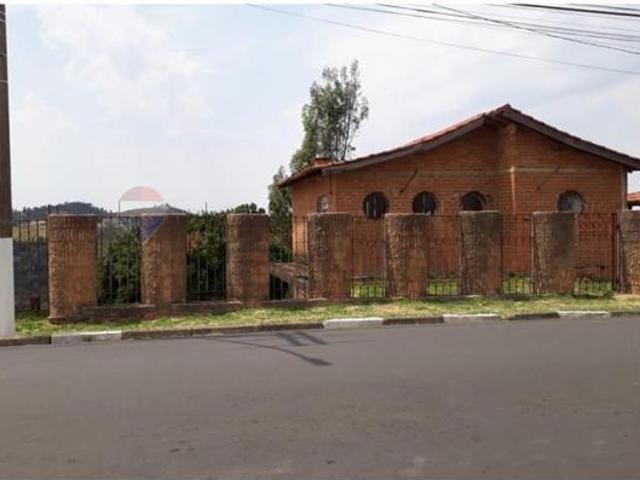 Casa com Amplo Terreno e Vista Panorâmica em Serra Negra