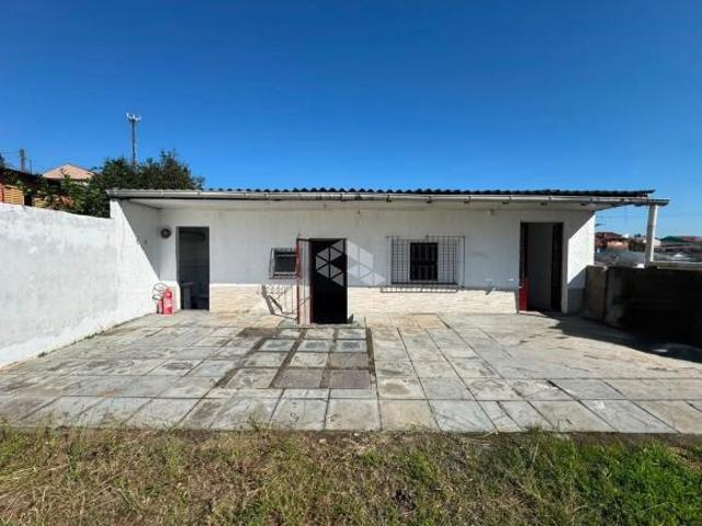 CASA COM AMPLO TERRENO EM AVENIDA NA ZONA SUL DE PORTO ALEGRE