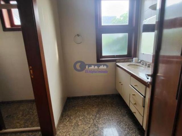 Casa com amplo terreno em Alphaville