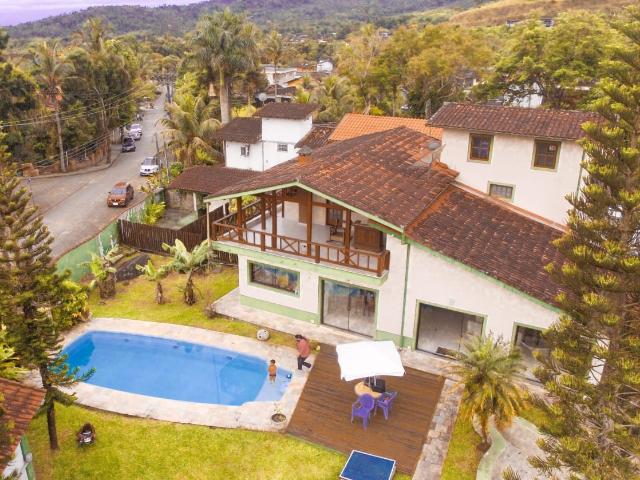 Casa com amplo terreno próximo a cachoeira