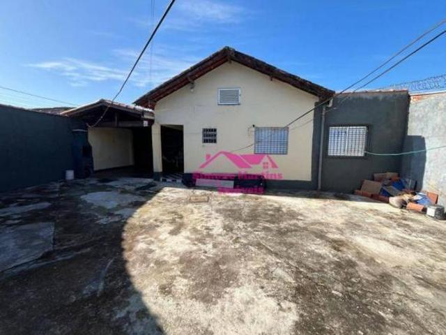 Casa com amplo espaço de quintal á venda na praia de Mongaguá, Vale a pena conferir!