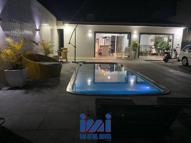 Casa com amplo espaço de terreno e piscina