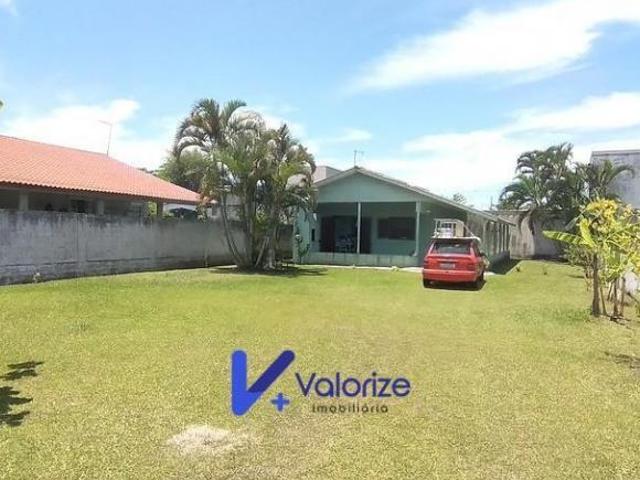 Casa com amplo espaço de terreno em Pontal do Sul