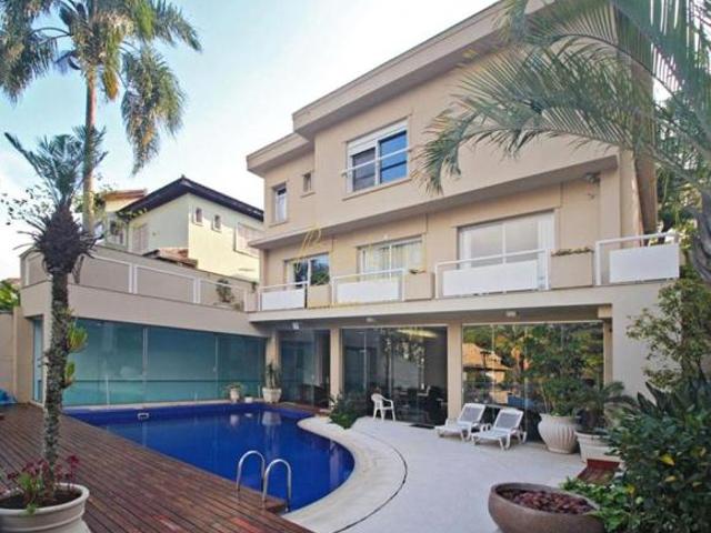 Casa com amplo jardim e piscina no Alto da Boa Vista