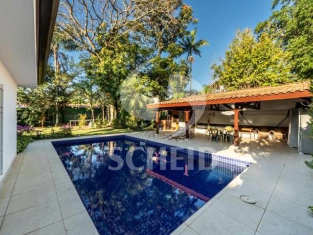 Casa com amplo jardim no bairro Jardim Marajoara !
