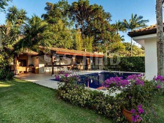 Casa com amplo jardim no bairro Jardim Marajoara !