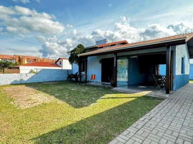 Casa com amplo pátio bem localizada, aceita financiamento bancário