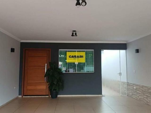 Casa com amplo quintal, 2 dormitórios, cozinha com planejados em bairro próximo