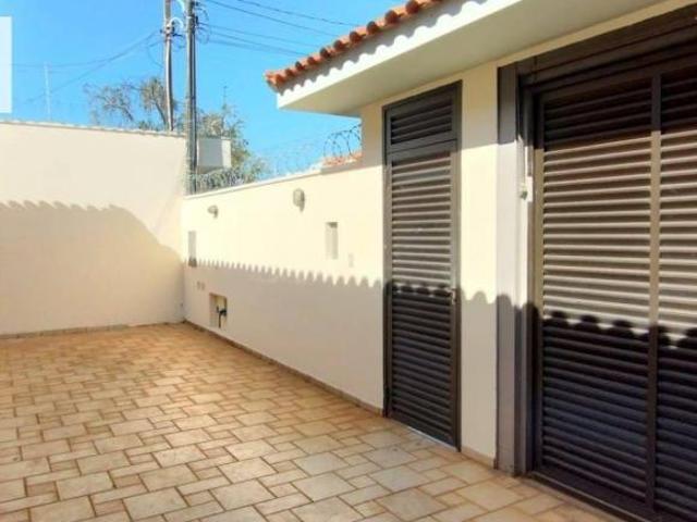 Casa com amplo quintal !