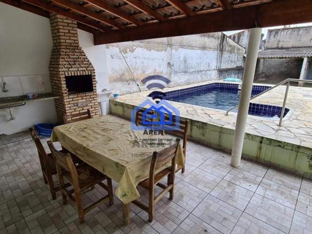 Casa com amplos dormitórios e piscina à venda no bairro do Porto Novo em Caraguatatuba, SP Seu ref