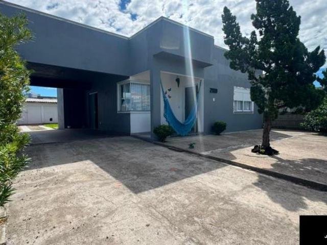 Casa com anexo próximo ao mar e o centro em Tramandaí