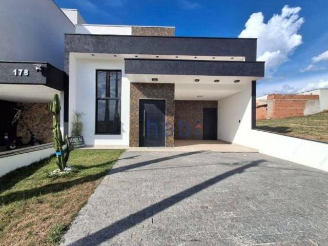 Casa com armários planejados em condomínio fechado