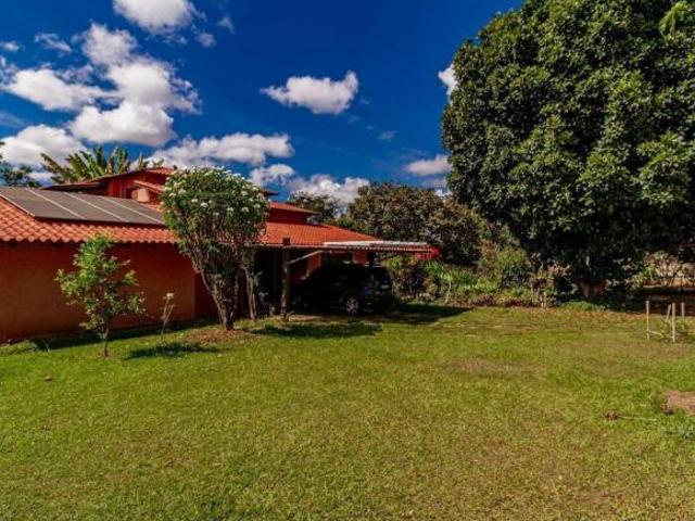 Casa com área de lazer e área verde exuberante em condomínio fechado!