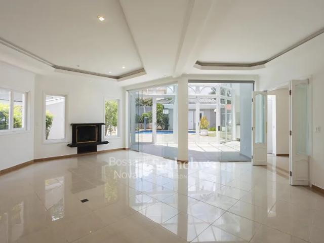 Casa com área gourmet integrada e lazer completo em condomínio