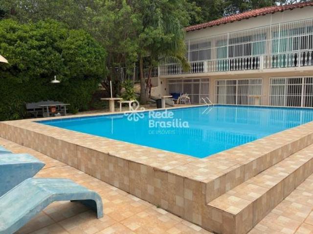 Casa com área verde no lote no Setor de Mansões do Lago Norte SMLN 5 quartos 3 suítes aceita financ
